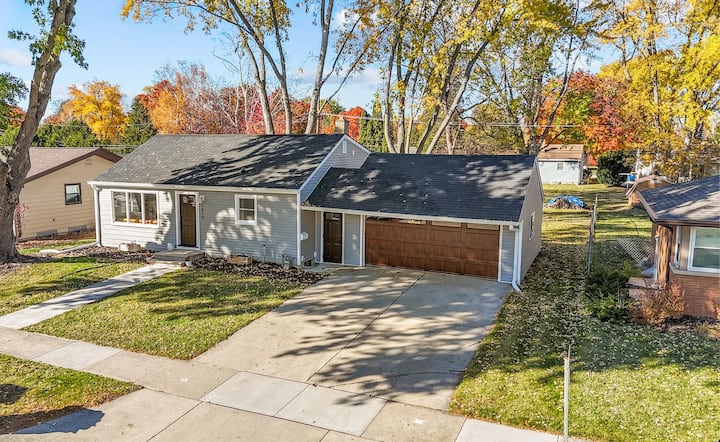 Cheer & Chill - 4 Br Home Steps From Lambeau! - Green Bay, WI