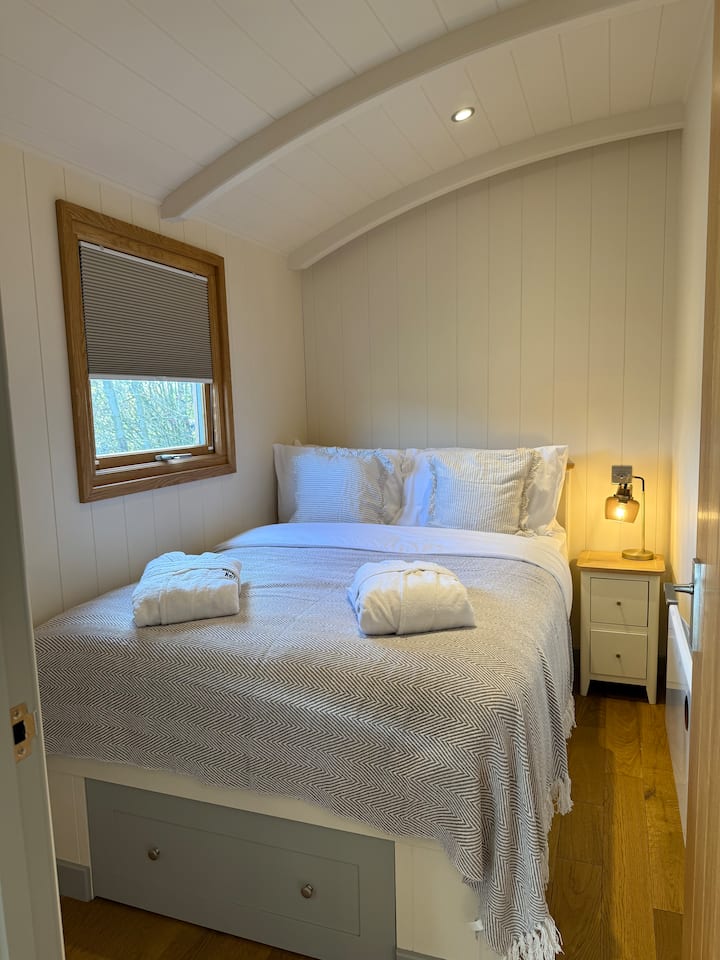 Harvey's Hut, 2 Bed Shepherds Hut With Hot Tub - Rugby