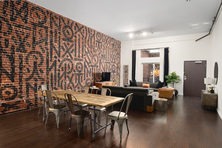 Spacious 1700 Sq Ft New York-style Suite - Los Angeles, CA