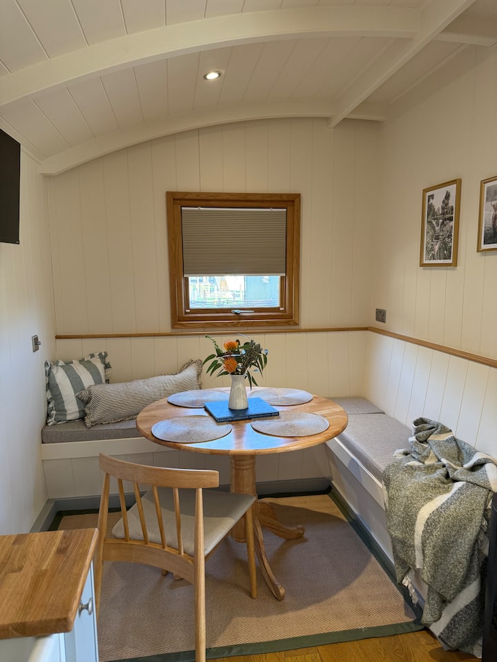 Dartmoor Den, 2 Bed Shepherds Hut With Hot Tub - Rugby