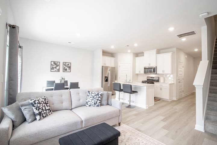 Guest Friendly+ King-bed + Smart-tv + Full Kitchen - Greer, SC