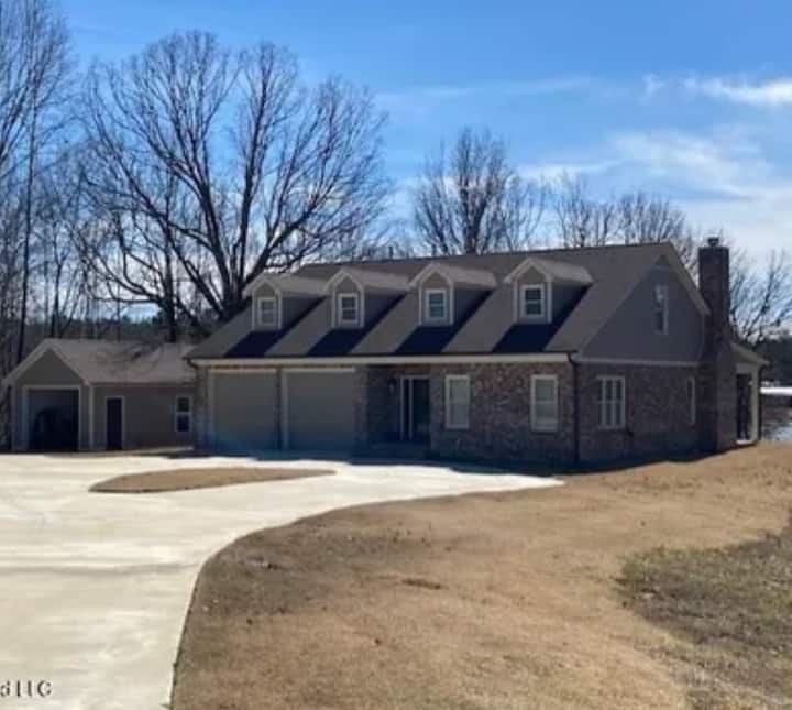 Grisham Lake House Fishing & Boating Steps Away - Como, MS