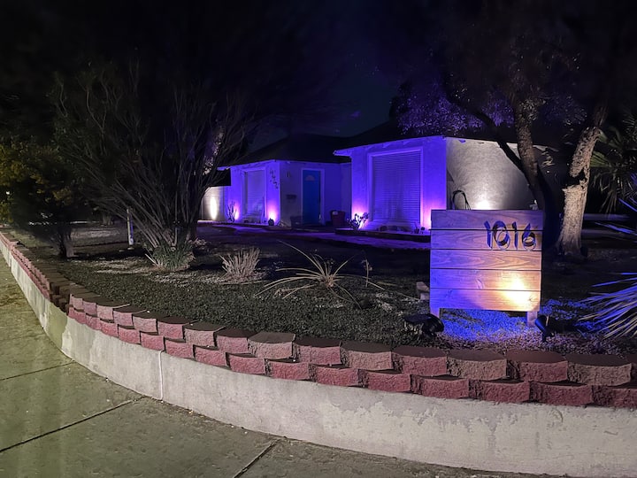 2 Bedroom 1 Bath House Downtown. W/ Big Pool - Las Vegas, NV