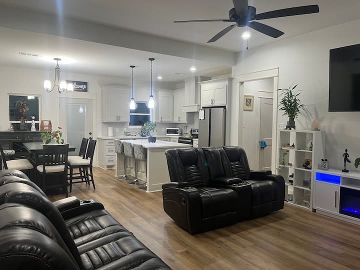 Cozy Blue House - Conway, AR