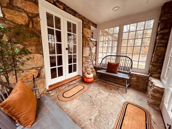 Hunt Country Stone Cottage - Middleburg, VA
