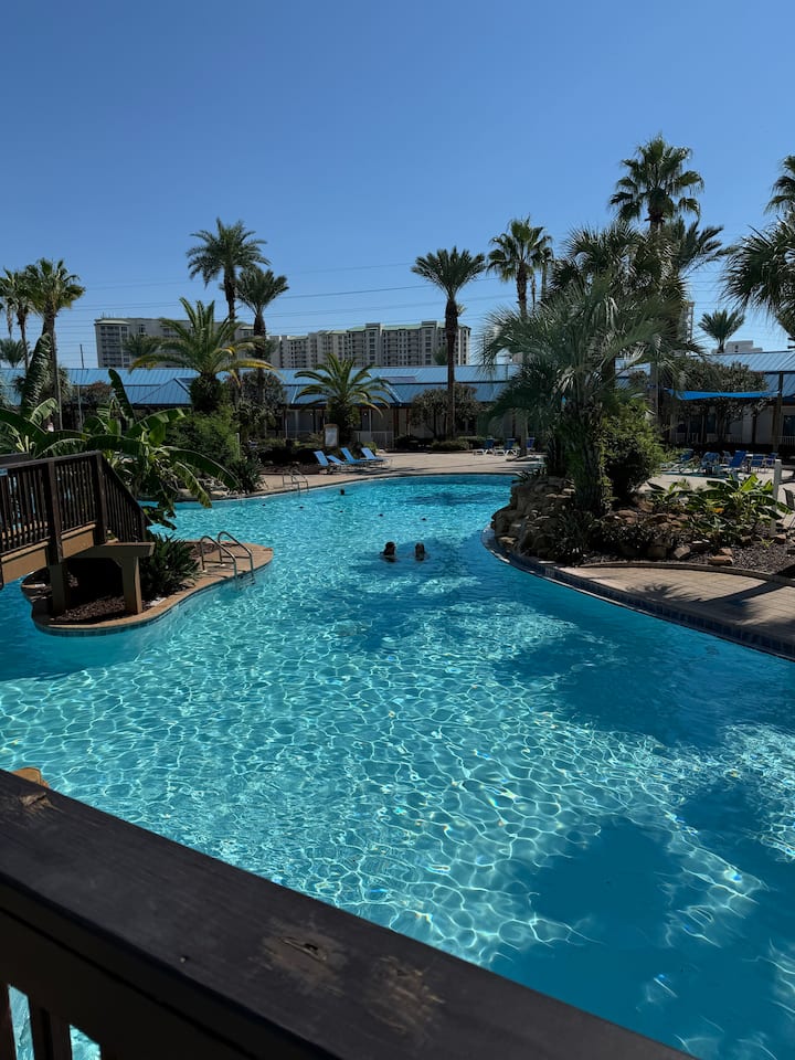 Poolside Ground Floor Villa-near Heat Pool/hot Tub - Destin, FL