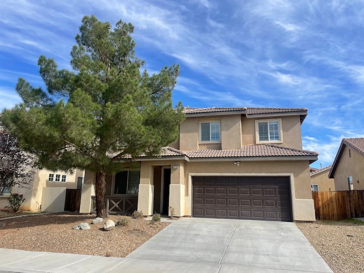 Cozy, Modern, Spacious And Comfy 4/3;your 2nd Home - Victorville, CA