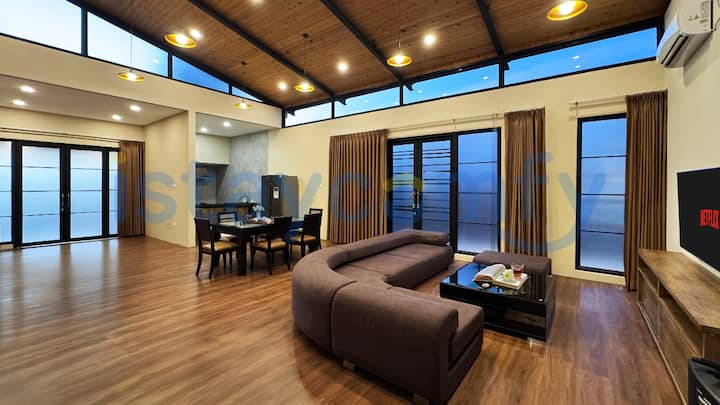 Large Villa Crown Hill Estate F26 - Batam