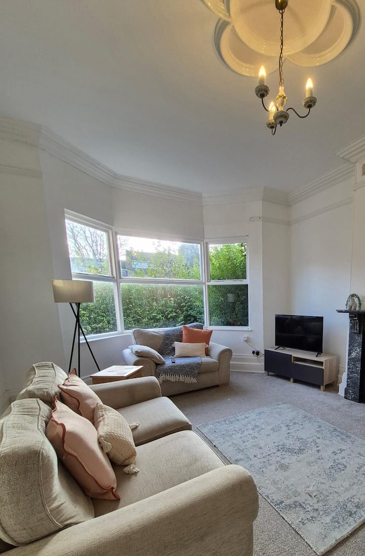 Lovely 5 Bedroom Family Home With Free Parking - Leicester