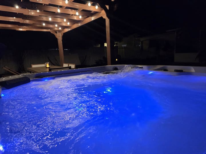 Charming Beach Cottage With Hot Tub-1 Mile To Gulf - Naples, FL