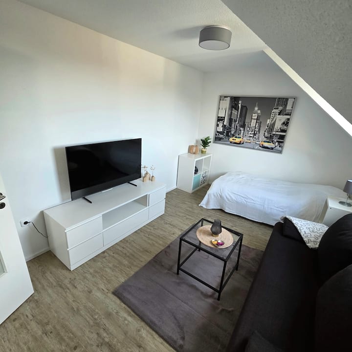 Zentrale Und Ruhige 2-zimmer Dachgeschosswohnung - Neuss