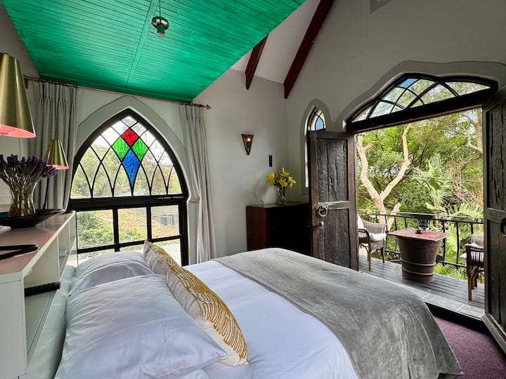 A Bedroom In The Tower With River Views. - Wilderness