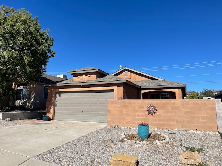 Cozy Westside Home For Family - Rio Rancho, NM