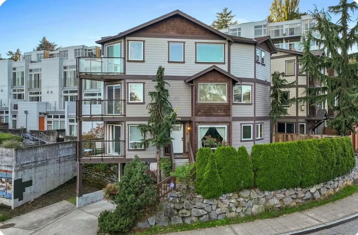Spacious Seattle Retreat | Sleeps 17 + Parking - Seattle, WA