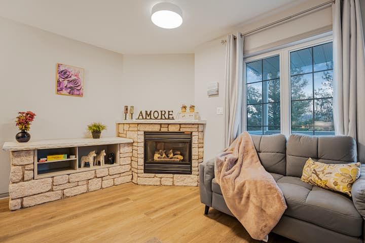 Luxury Jacuzzi Suite W/ Full Kitchen & Heated Pool - Horseshoe Valley, ON