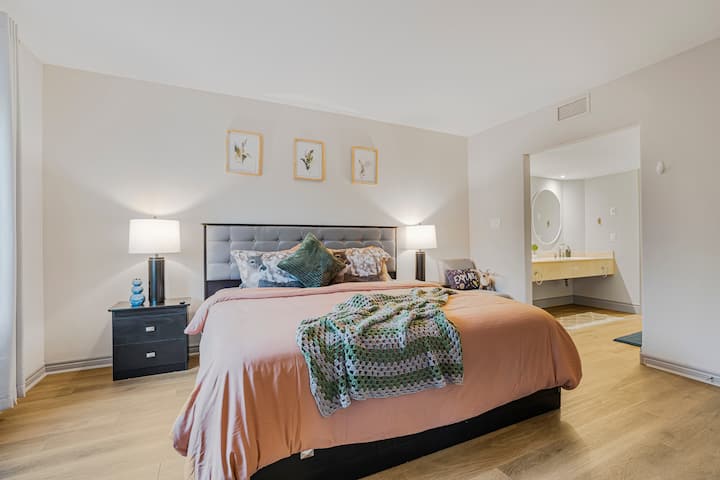 Luxury Jacuzzi Suite W/ Full Kitchen & Heated Pool - Horseshoe Valley, ON