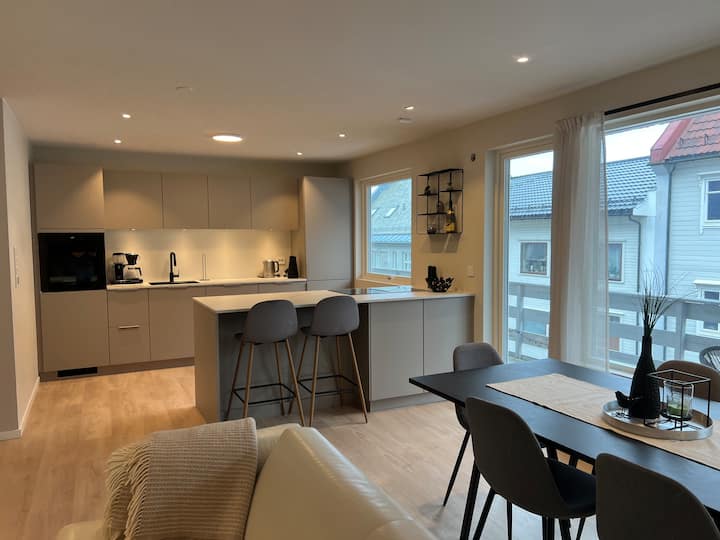 Nyrenovert Tomannsbolig Med 3 Soverom Og To Bad. - Alesund