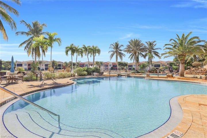 Piazza Estero- Pool, Hot Tub, All The Amenities - Estero, FL
