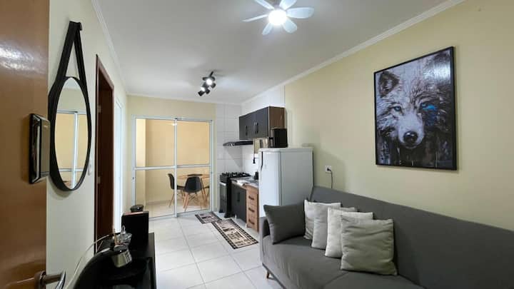 Apê Black & White | Zona 03 | Ar + Wifi + 01 Vaga - Maringá