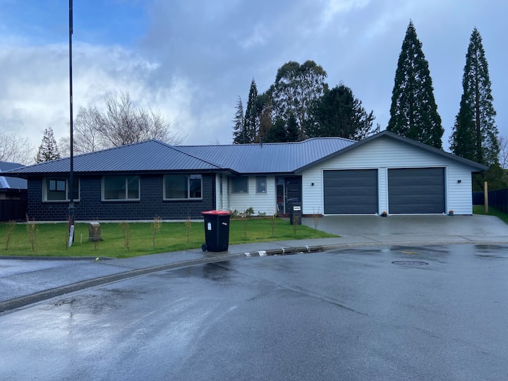 Luxury 3 Bedroom New House In Cbd - Te Anau