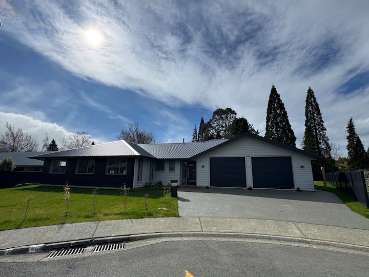 Luxury 3 Bedroom New House In Cbd - Te Anau
