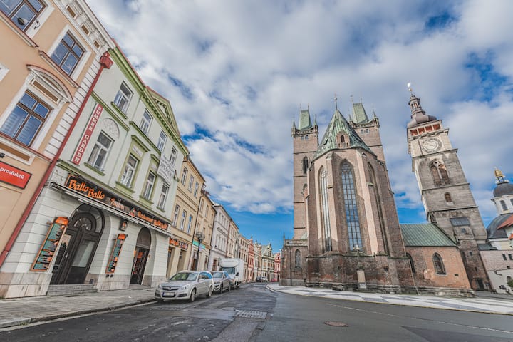 Velký Zařízený Byt Na Velkém Náměstí S Terasou - Hradec Králové