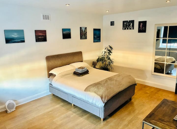 Modern Studio With Cozy Ambience & Great Location - Epsom
