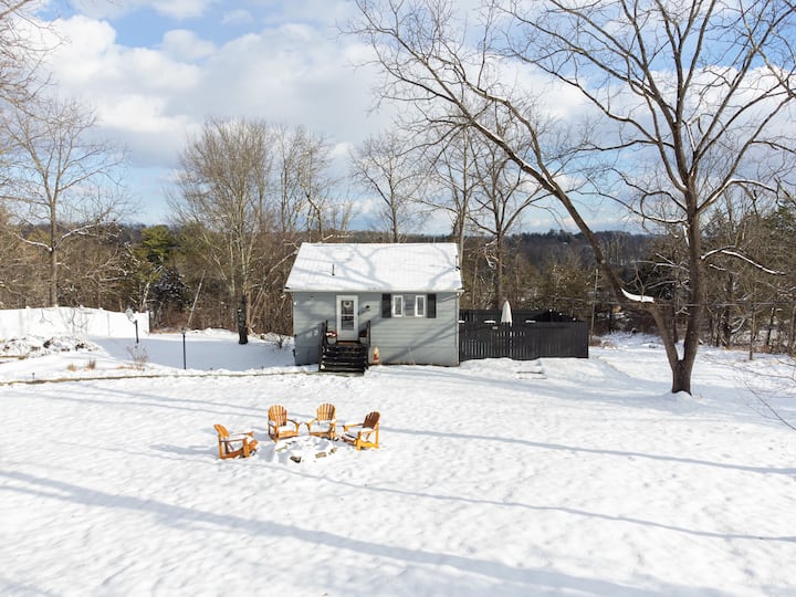 Cozy Catskills Cottage • Skiing + Pet Friendly - Saugerties, NY