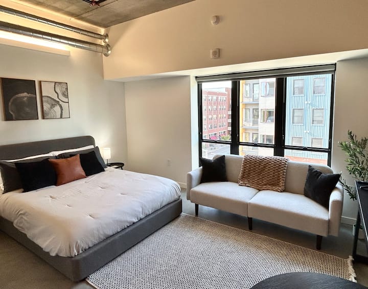 Relaxing New 1 Bed | 1 Bath In East Village - Des Moines, IA