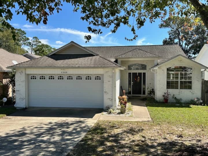 Flintwood Manor Centrally Located Outdoor Firepit. - Pensacola, FL