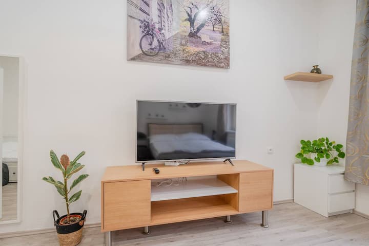 Sleep & Explore: Prague 3 ŽIžkov Studio - Prague