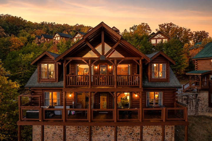Sensational Views! Sleeps 12 + Hot Tub & Game Rm - Tennessee