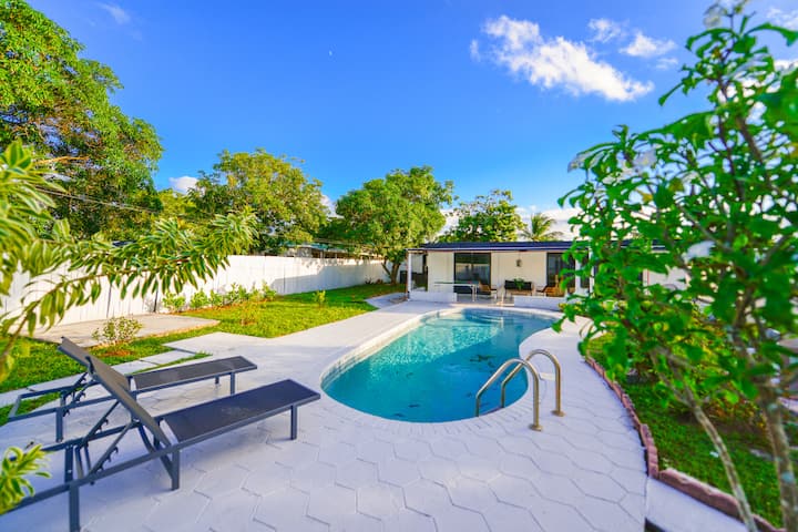 4br Retreat W/ Pool | Prime Location, Large Groups - North Miami, FL