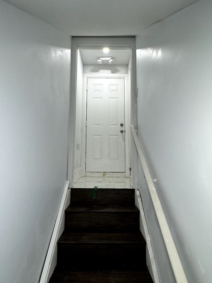 Bachelor Suite, Full Kitchen And Washroom - Brampton