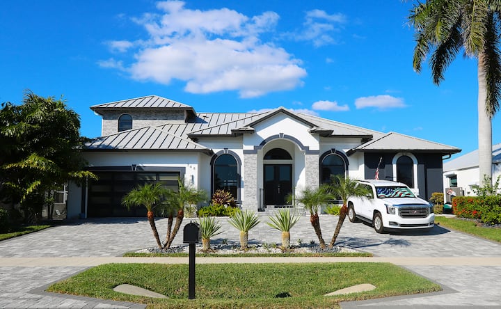Luxury 5-bed Waterfront Retreat, W/ Pool & Views - Marco Island, FL