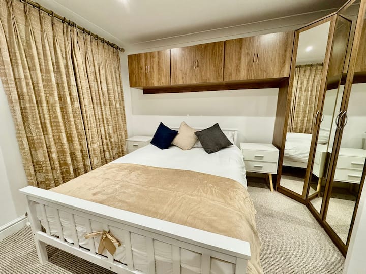 Spacious 5-bed House In Chigwell - Grange Hill - Ilford