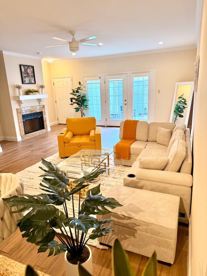 Spacious 2br Townhome With Private Patio + Parking - Park Place Houston