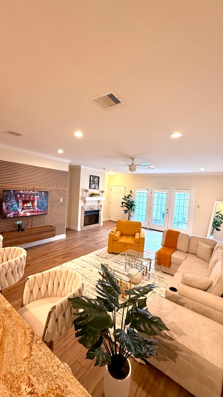 Spacious 2br Townhome With Private Patio + Parking - Houston, TX