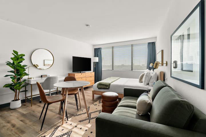 Lodgeur | Vibrant Studio Escape | Upper Kirby - Houston, TX