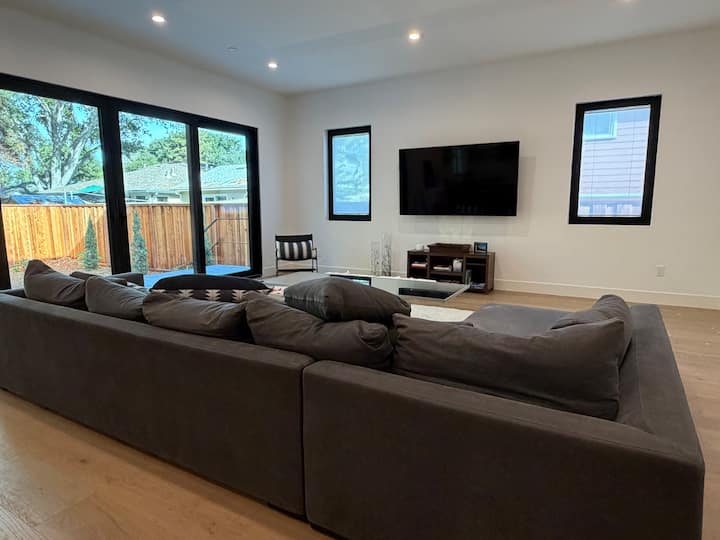 Modern Silicon Valley Home In East Palo Alto - Fremont, CA