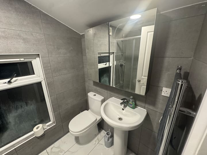 One Bed Room Flat For 2 To 3 People. Wi-fi - Hounslow