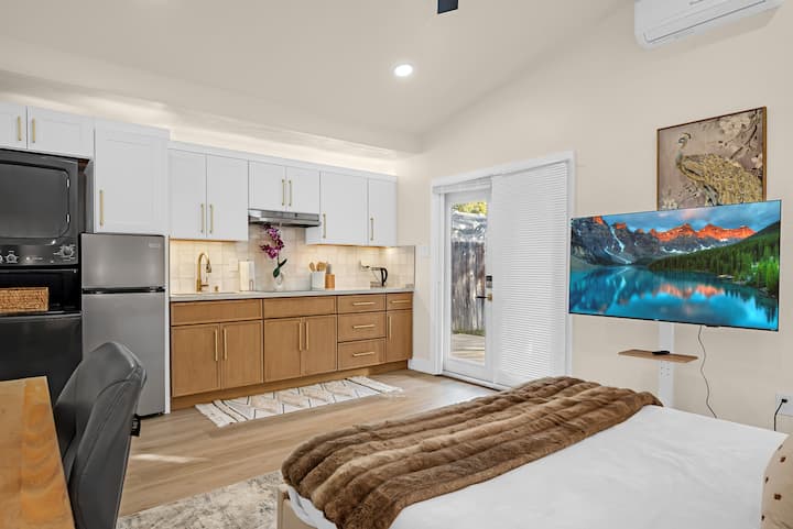 Luxury Modern Studio Retreat With Private Yard - Roseville, CA
