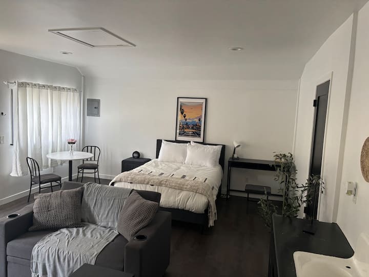 Studio Ontario - Ontario, CA