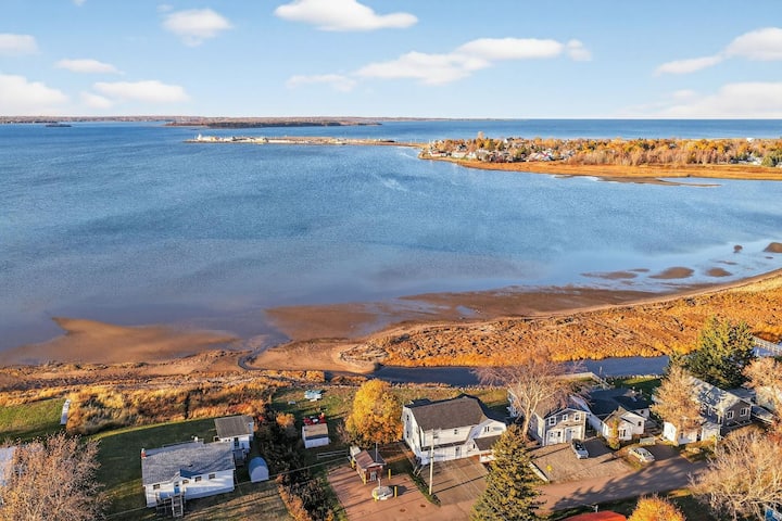 Chic Cozy Oceanfront Cottage In Heart Of Shediac - Shediac