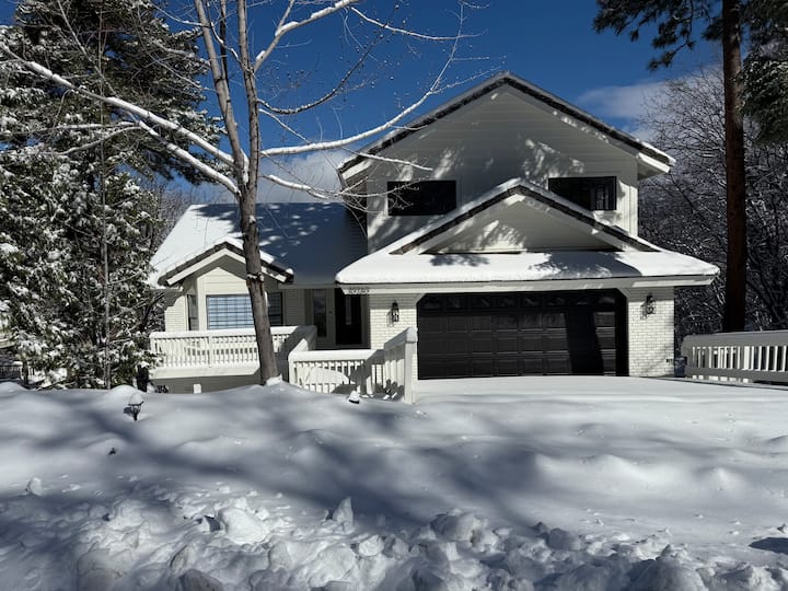 White Pines Retreat Cabin - Running Springs, CA