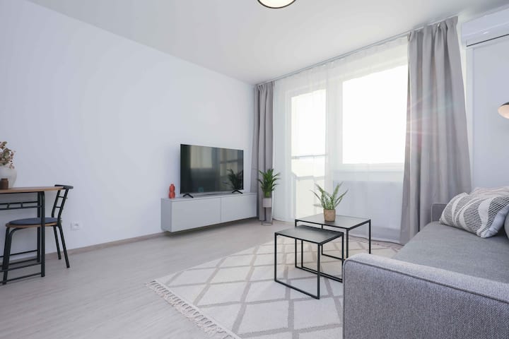 Apartment Near Airport | Balcony + Free Parking - Bratislava