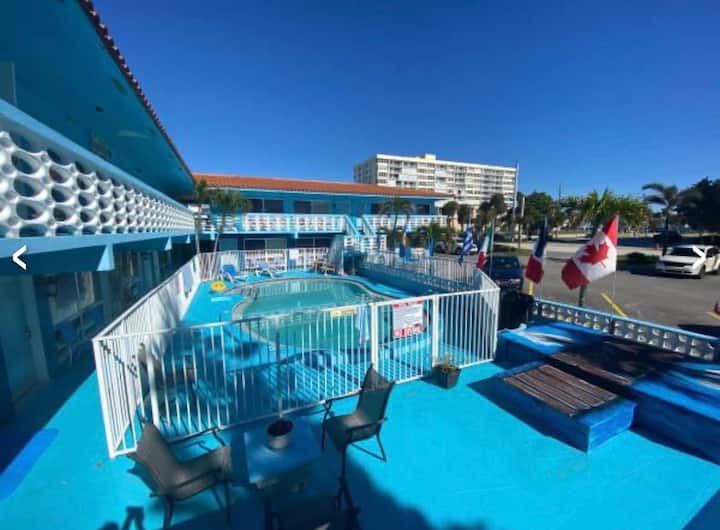 Right By The Beach Inn - Boca Raton, FL