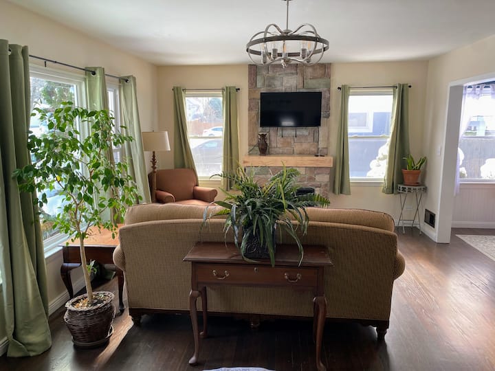 Cozy Family Getaway - West Chicago, IL