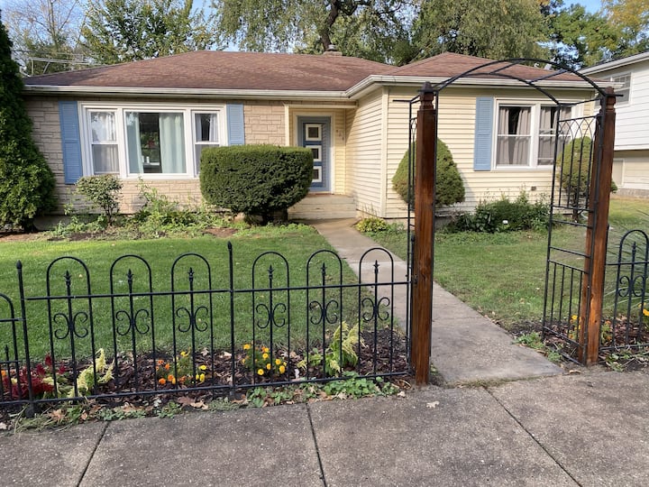 Cozy Family Getaway - West Chicago, IL