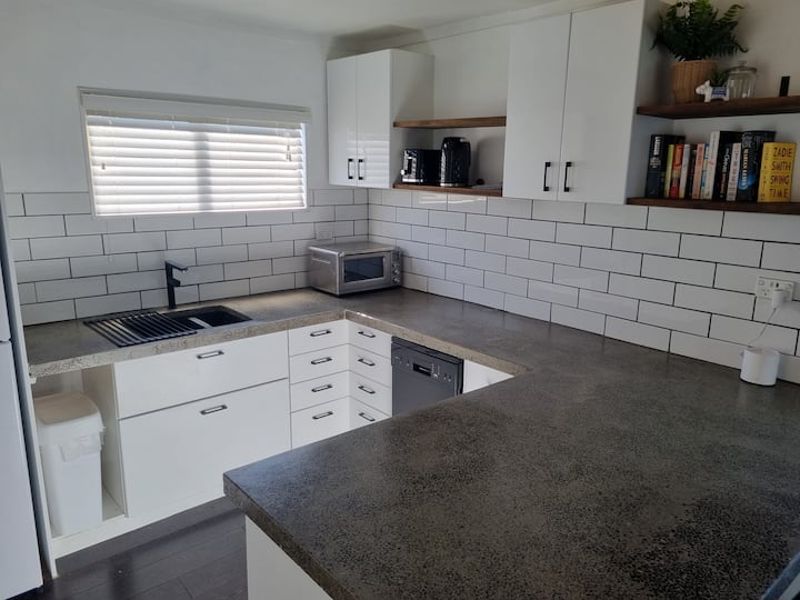 Modern Apartment - Private, Peaceful & Fenced - Palmerston North